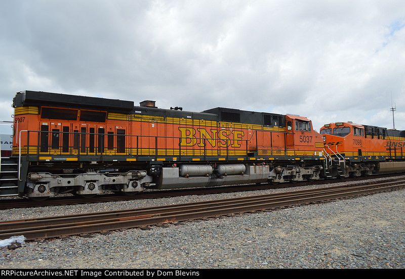 BNSF 5037